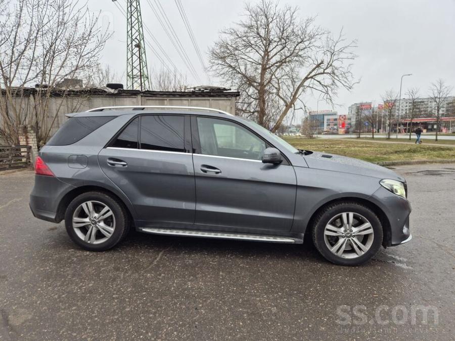 Pelēks Mercedes-Benz GLE 350 2016 Rīga, ar dzinēja tilpumu 3.00 L un nobraukumu 236 tūkst. km par 24590 €, foto 5 vietnē AUTOMOTO.COM.LV