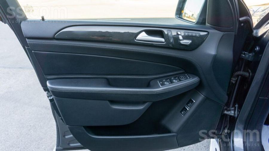Pelēks Mercedes-Benz GLE 350 2016 Rīga, ar dzinēja tilpumu 3.00 L un nobraukumu 236 tūkst. km par 18390 €, foto 25 vietnē AUTOMOTO.COM.LV