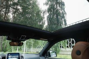 Grey Mercedes-Benz GLE 350 2016 in Vilnius, with an engine capacity of 2.99 L and mileage of 138 thousand km for 32000 €, photo 24 on AUTOMOTO.COM.LV