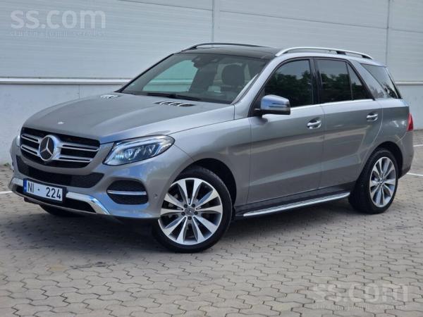 Mercedes-Benz GLE 350 2016 Rīga vietnē Pelēks Mercedes-Benz GLE 350 2016 Rīga, ar dzinēja tilpumu 3.00 L un nobraukumu 270 tūkst. km par 17800 €, foto 9 vietnē AUTOMOTO.COM.LV