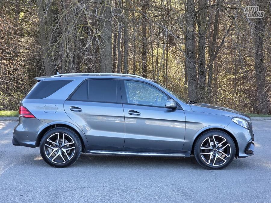 Grey Mercedes-Benz GLE 350 2017 in Siauliai, with an engine capacity of 3.50 L and mileage of 182 thousand km for 22500 €, photo 13 on AUTOMOTO.COM.LV