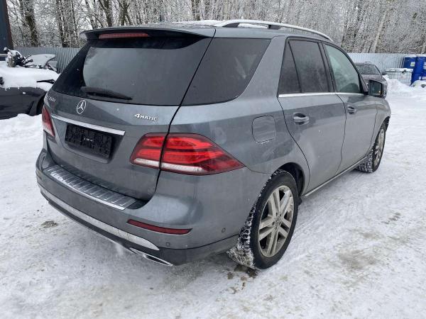 Pelēks Mercedes-Benz GLE 350 2018 Kauņa, ar dzinēja tilpumu 3.00 L un nobraukumu 99 tūkst. km par 13000 €, foto 3 vietnē AUTOMOTO.COM.LV