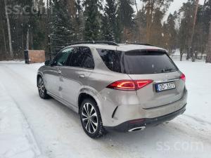 Grey Mercedes-Benz GLE 350 2019 in Ogre, with an engine capacity of 3.00 L and mileage of 68 thousand km for 59000 €, photo 3 on AUTOMOTO.COM.LV