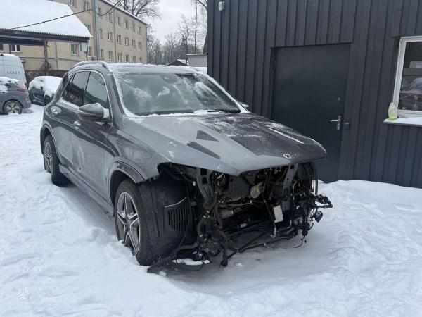 Grey Mercedes-Benz GLE 350 2021 in Riga, with an engine capacity of 2.00 L and mileage of 90 thousand km for 28900 €, photo 2 on AUTOMOTO.COM.LV