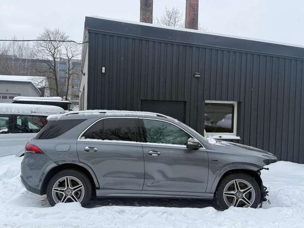 Grey Mercedes-Benz GLE 350 2021 in Riga, with an engine capacity of 2.00 L and mileage of 90 thousand km for 28900 €, photo 3 on AUTOMOTO.COM.LV