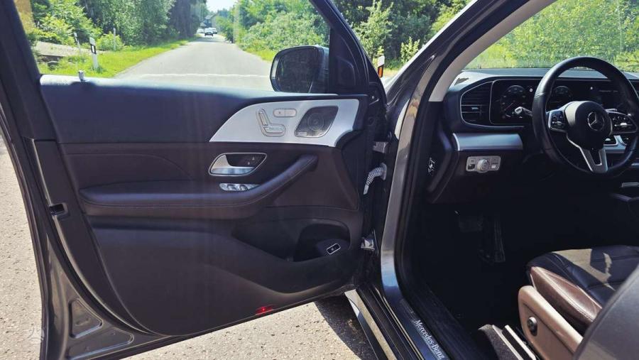 Grey Mercedes-Benz GLE 350 2022 in Vilnius, with an engine capacity of 1.95 L and mileage of 100 thousand km for 49650 €, photo 8 on AUTOMOTO.COM.LV