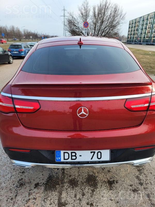 Красный Мерседес ГЛE 350 2018 в Рига, объемом двигателя 3.00 л и пробегом 79 тыс. км за 35000 €, фото 2 на AUTOMOTO.COM.LV