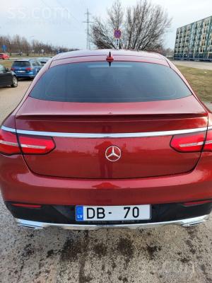 Красный Мерседес ГЛE 350 2018 в Рига, объемом двигателя 3.00 л и пробегом 79 тыс. км за 35000 €, фото 3 на AUTOMOTO.COM.LV