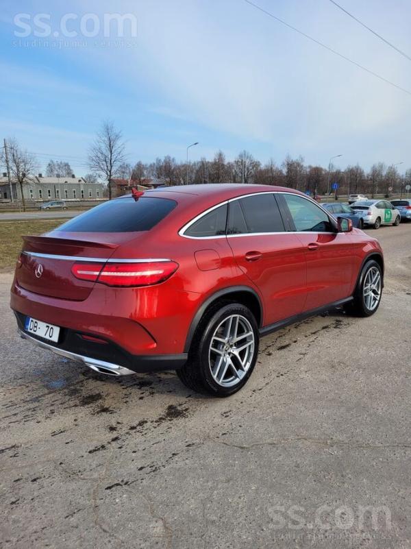Красный Мерседес ГЛE 350 2018 в Рига, объемом двигателя 3.00 л и пробегом 79 тыс. км за 35000 €, фото 3 на AUTOMOTO.COM.LV