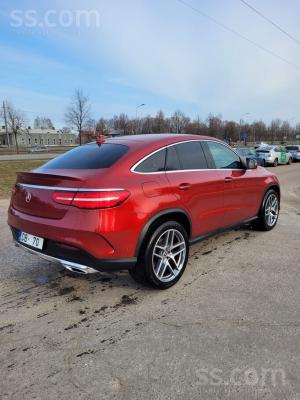 Красный Мерседес ГЛE 350 2018 в Рига, объемом двигателя 3.00 л и пробегом 79 тыс. км за 35000 €, фото 4 на AUTOMOTO.COM.LV