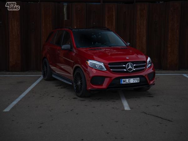 Mercedes-Benz GLE 350 2016 in Kaunas on AUTOMOTO.COM.LV Red Mercedes-Benz GLE 350 2016 in Kaunas, with an engine capacity of 3.50 L and mileage of 145 thousand km for 23000 €, photo 1 on AUTOMOTO.COM.LV