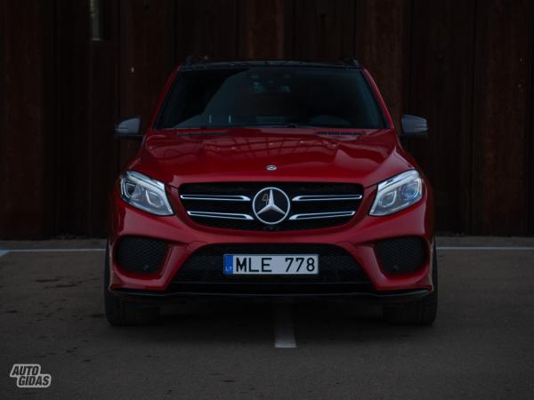 Mercedes-Benz GLE 350 2016 in Kaunas on AUTOMOTO.COM.LV Red Mercedes-Benz GLE 350 2016 in Kaunas, with an engine capacity of 3.50 L and mileage of 145 thousand km for 23000 €, photo 3 on AUTOMOTO.COM.LV