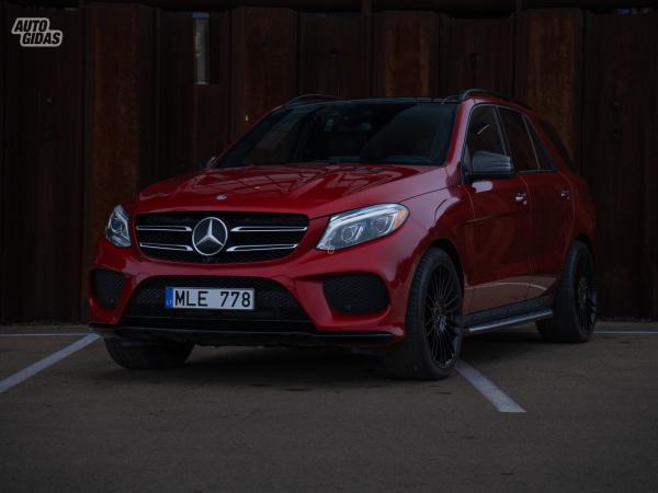 Mercedes-Benz GLE 350 2016 in Kaunas on AUTOMOTO.COM.LV Red Mercedes-Benz GLE 350 2016 in Kaunas, with an engine capacity of 3.50 L and mileage of 145 thousand km for 23000 €, photo 4 on AUTOMOTO.COM.LV