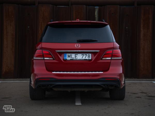 Mercedes-Benz GLE 350 2016 in Kaunas on AUTOMOTO.COM.LV Red Mercedes-Benz GLE 350 2016 in Kaunas, with an engine capacity of 3.50 L and mileage of 145 thousand km for 23000 €, photo 6 on AUTOMOTO.COM.LV