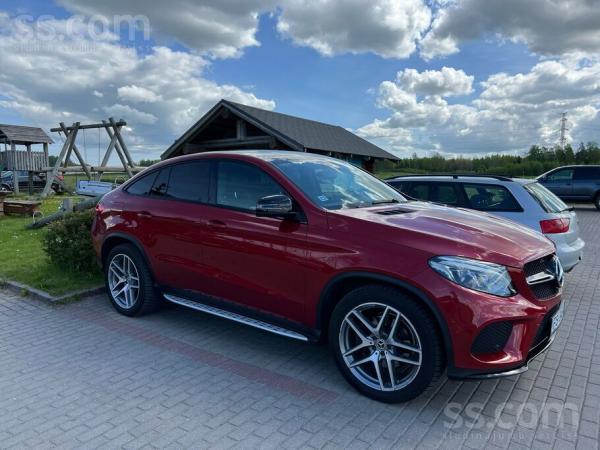 Red Mercedes-Benz GLE 350 2018 in Talsi, with an engine capacity of 3.00 L and mileage of 119 thousand km for 44970 €, photo 3 on AUTOMOTO.COM.LV