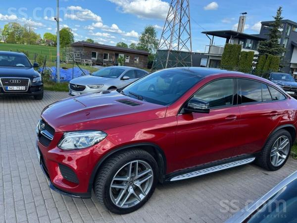 Red Mercedes-Benz GLE 350 2018 in Talsi, with an engine capacity of 3.00 L and mileage of 131 thousand km for 47970 €, photo 2 on AUTOMOTO.COM.LV