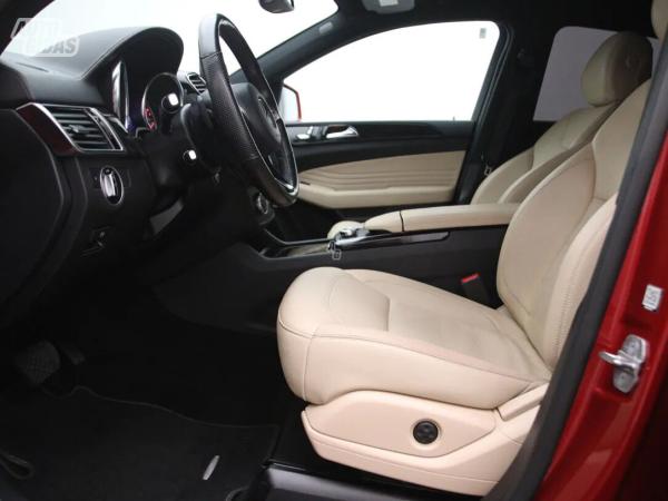 Red Mercedes-Benz GLE 350 2018 in Vilnius, with an engine capacity of 3.00 L and mileage of 81 thousand km for 35999 €, photo 4 on AUTOMOTO.COM.LV