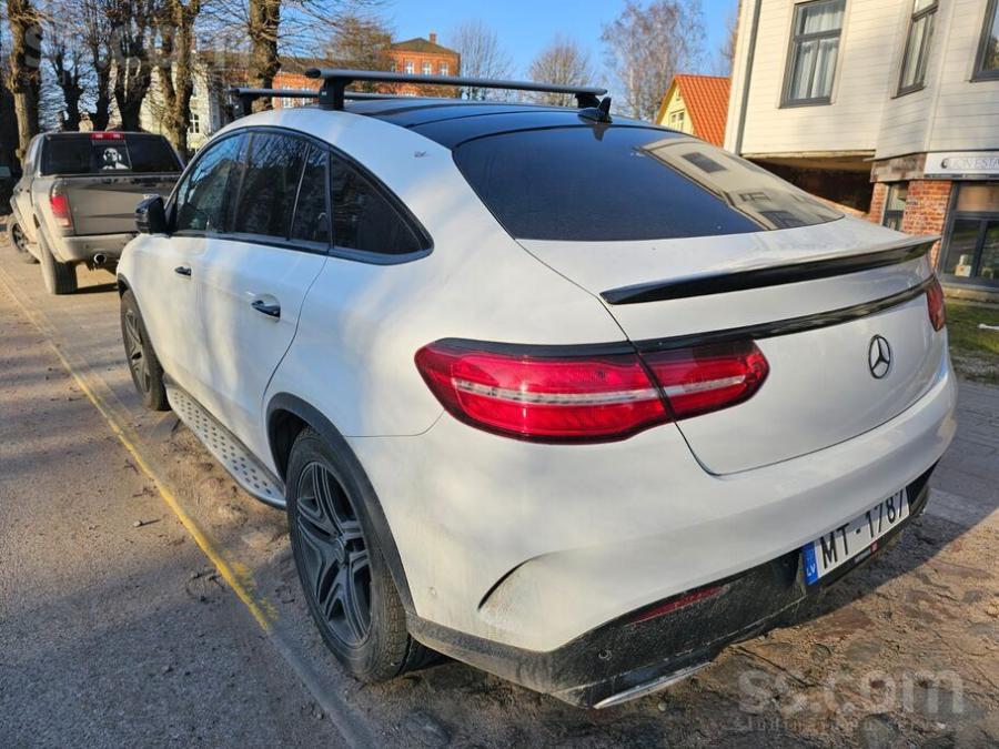 White Mercedes-Benz GLE 350 2015 in Liepaja, with an engine capacity of 3.00 L and mileage of 180 thousand km for 28000 €, photo 5 on AUTOMOTO.COM.LV