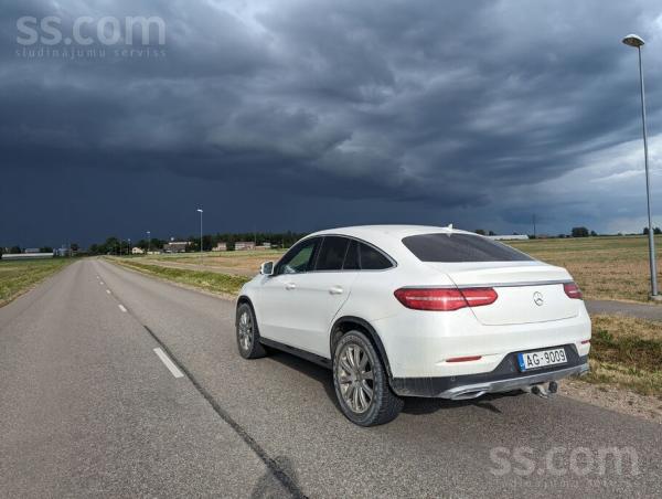 White Mercedes-Benz GLE 350 2016 in Cesis, with an engine capacity of 3.00 L and mileage of 216 thousand km for 32000 €, photo 1 on AUTOMOTO.COM.LV