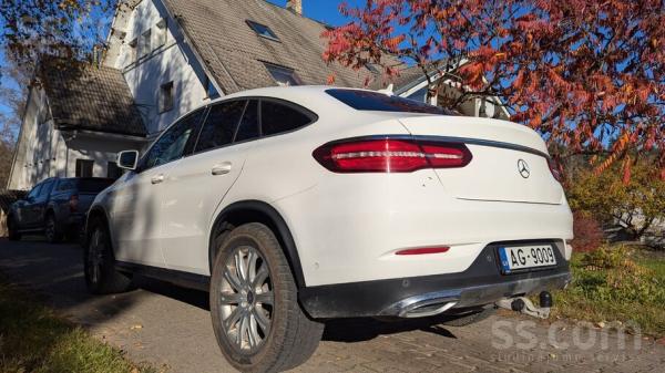 White Mercedes-Benz GLE 350 2016 in Cesis, with an engine capacity of 3.00 L and mileage of 216 thousand km for 32000 €, photo 7 on AUTOMOTO.COM.LV