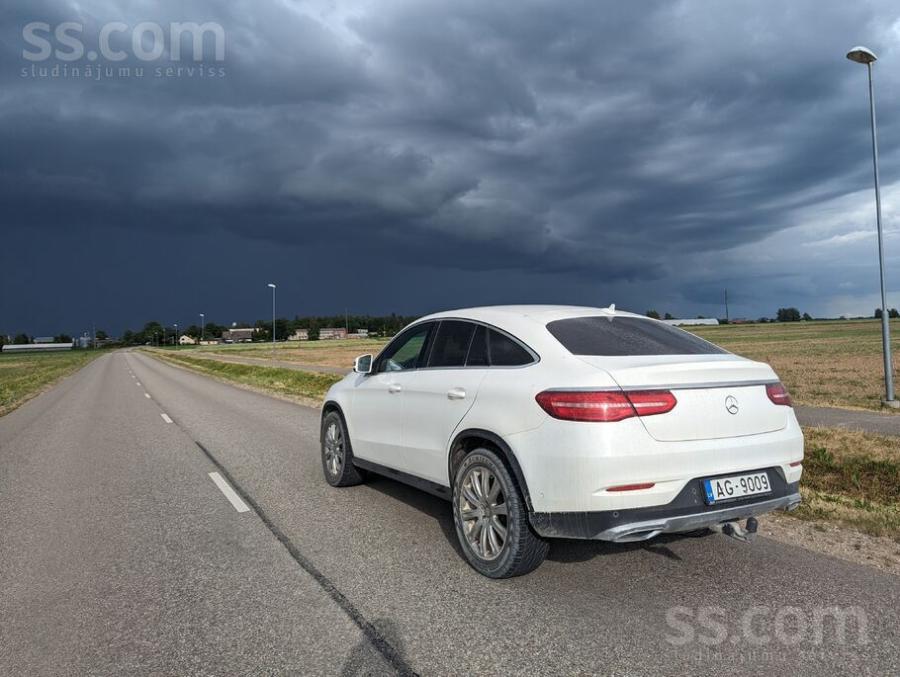 White Mercedes-Benz GLE 350 2016 in Cesis, with an engine capacity of 3.00 L and mileage of 216 thousand km for 28900 €, photo 1 on AUTOMOTO.COM.LV