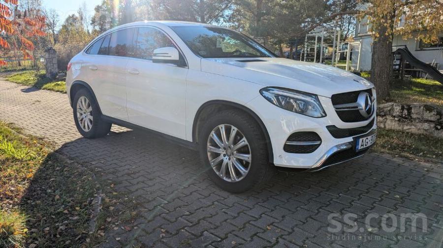 White Mercedes-Benz GLE 350 2016 in Cesis, with an engine capacity of 3.00 L and mileage of 216 thousand km for 28900 €, photo 3 on AUTOMOTO.COM.LV
