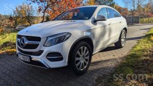 White Mercedes-Benz GLE 350 2016 in Cesis, with an engine capacity of 3.00 L and mileage of 216 thousand km for 28900 €, photo 4 on AUTOMOTO.COM.LV