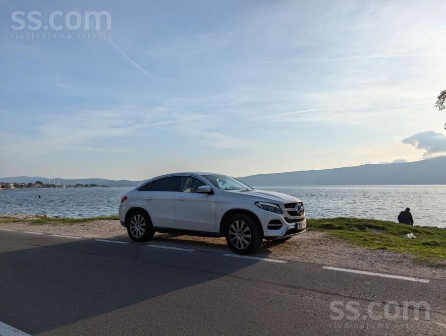White Mercedes-Benz GLE 350 2016 in Cesis, with an engine capacity of 3.00 L and mileage of 216 thousand km for 28900 €, photo 6 on AUTOMOTO.COM.LV