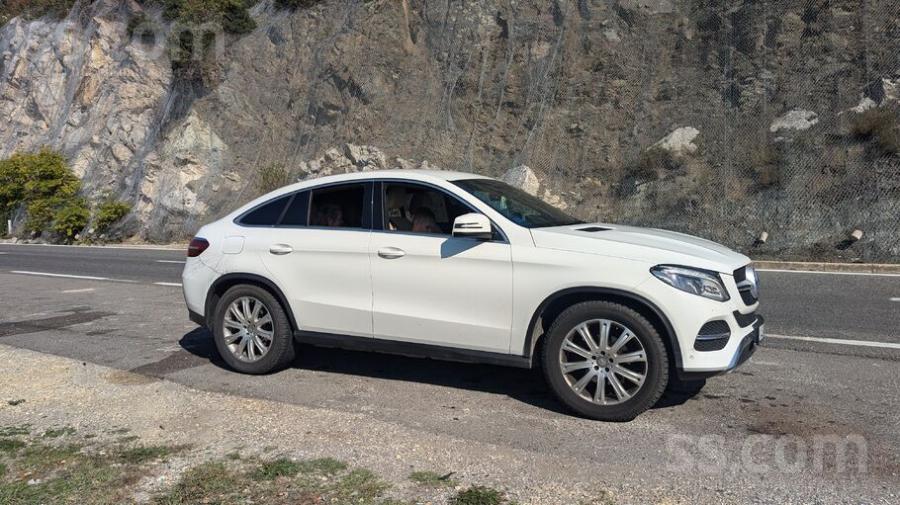 White Mercedes-Benz GLE 350 2016 in Cesis, with an engine capacity of 3.00 L and mileage of 216 thousand km for 28900 €, photo 10 on AUTOMOTO.COM.LV