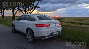 White Mercedes-Benz GLE 350 2016 in Cesis, with an engine capacity of 3.00 L and mileage of 216 thousand km for 28900 €, photo 14 on AUTOMOTO.COM.LV