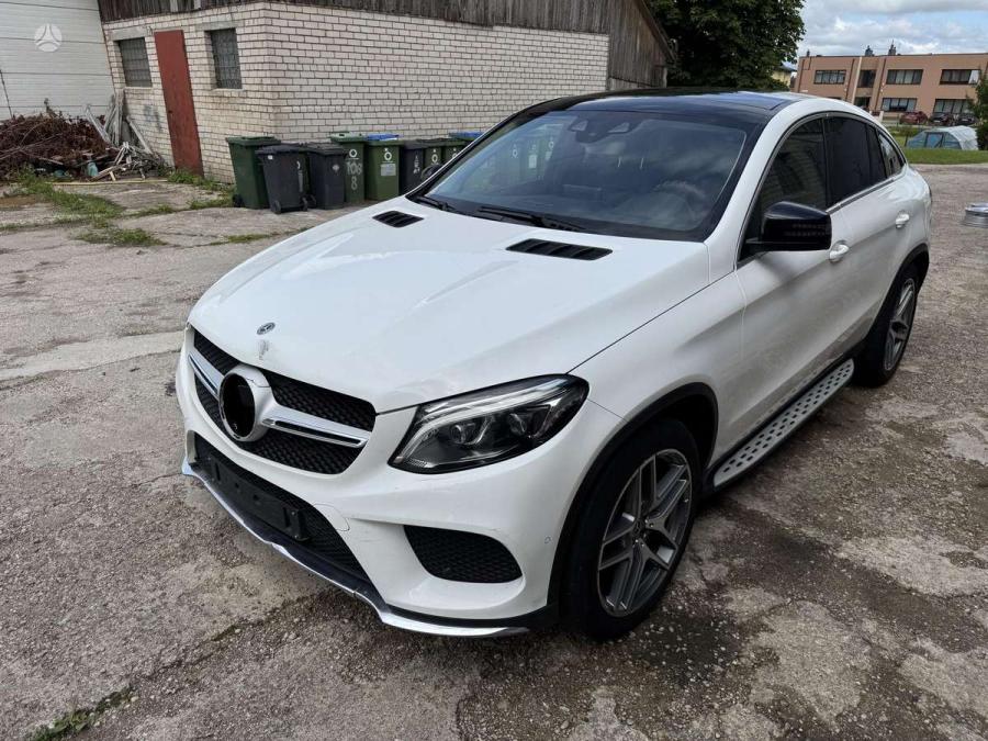Белый Мерседес ГЛE 350 2018 в Каунас, объемом двигателя 0.35 л и пробегом 295 тыс. км за 16900 €, фото 3 на AUTOMOTO.COM.LV