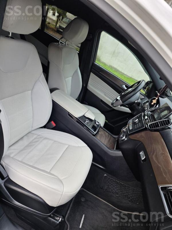 Мерседес ГЛE 350 2019 в Рига на AUTOMOTO.COM.LV Белый Мерседес ГЛE 350 2019 в Рига, объемом двигателя 3.00 л и пробегом 130 тыс. км за 45000 €, фото 9 на AUTOMOTO.COM.LV