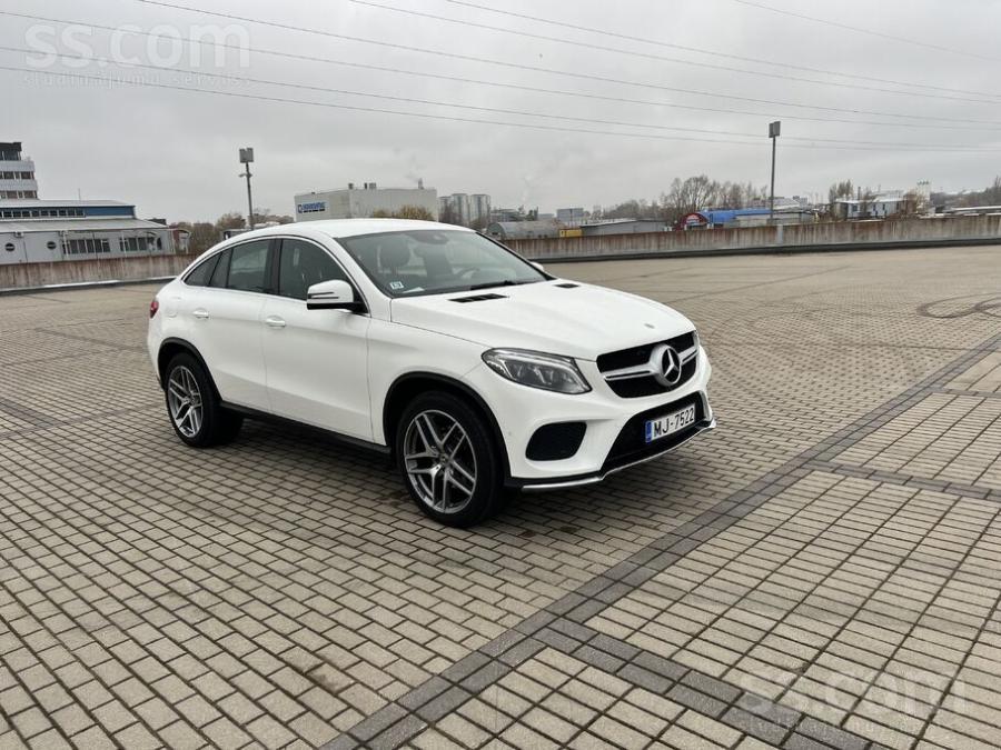 Белый Мерседес ГЛE 350 2020 в Рига, объемом двигателя 3.00 л и пробегом 80 тыс. км за 53900 €, фото 3 на AUTOMOTO.COM.LV
