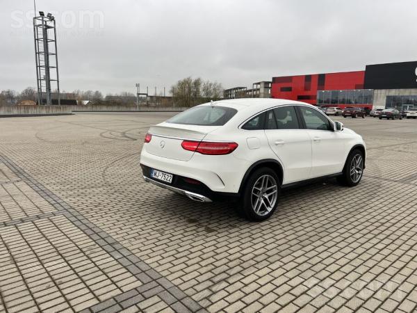 White Mercedes-Benz GLE 350 2020 in Riga, with an engine capacity of 3.00 L and mileage of 80 thousand km for 53900 €, photo 4 on AUTOMOTO.COM.LV