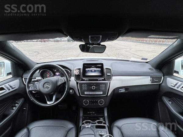 White Mercedes-Benz GLE 350 2020 in Riga, with an engine capacity of 3.00 L and mileage of 80 thousand km for 53900 €, photo 5 on AUTOMOTO.COM.LV
