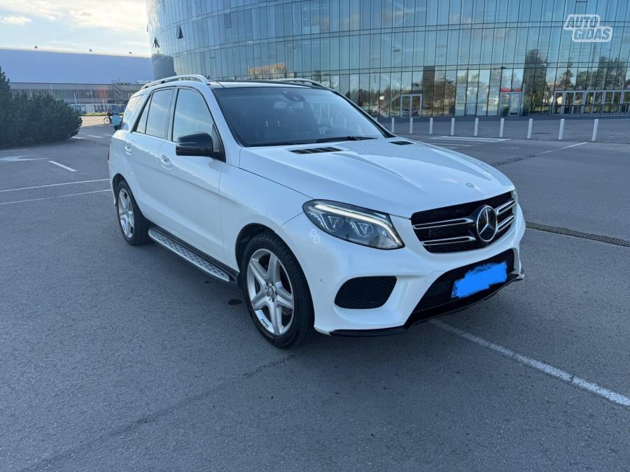 White Mercedes-Benz GLE 350 2014 in Siauliai, with an engine capacity of 3.00 L and mileage of 175 thousand km for 18400 €, photo 24 on AUTOMOTO.COM.LV