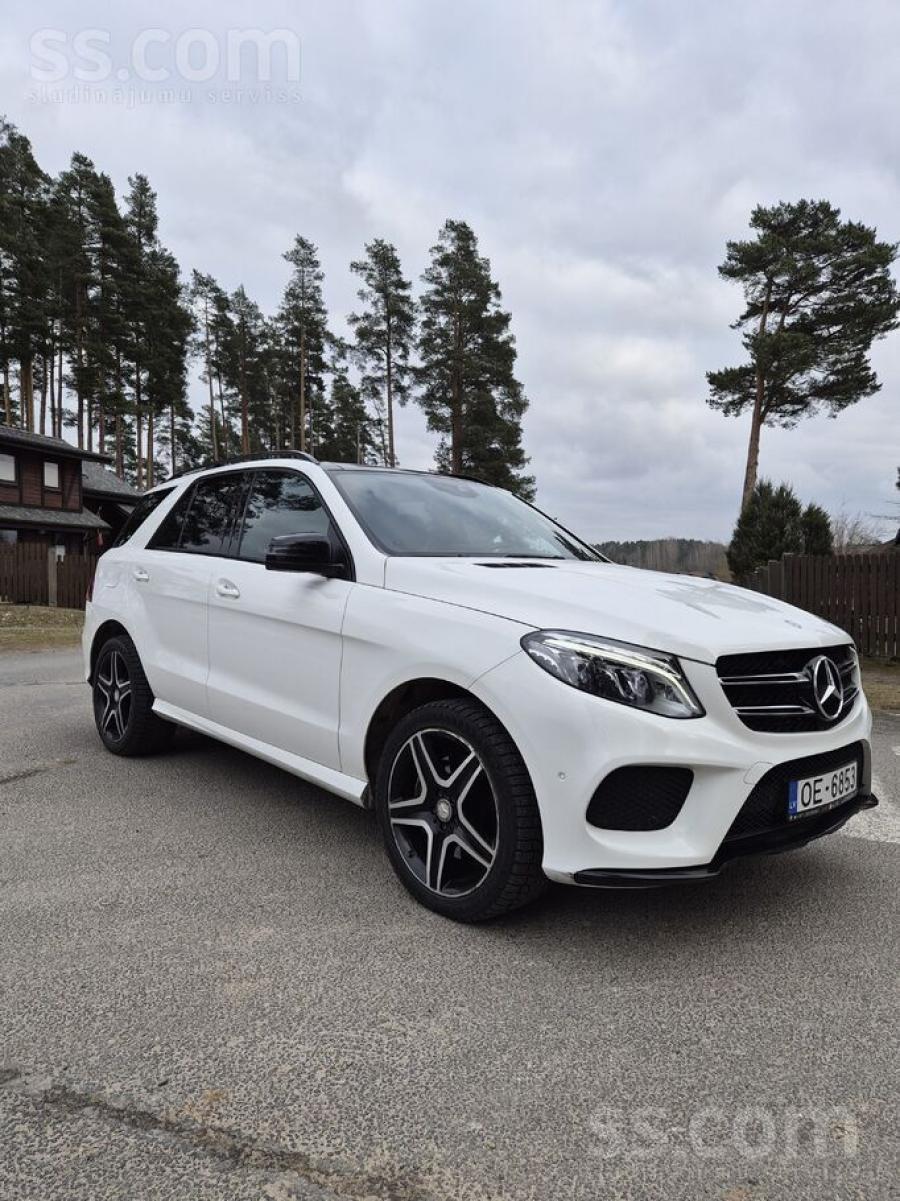 White Mercedes-Benz GLE 350 2015 in Riga, with an engine capacity of 3.00 L and mileage of 212 thousand km for 23500 €, photo 3 on AUTOMOTO.COM.LV