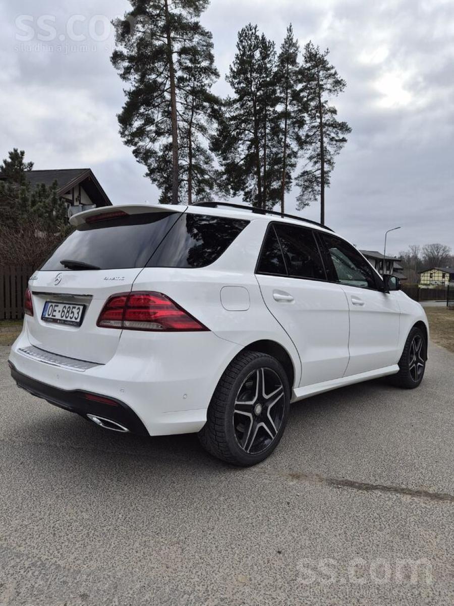 White Mercedes-Benz GLE 350 2015 in Riga, with an engine capacity of 3.00 L and mileage of 212 thousand km for 23500 €, photo 4 on AUTOMOTO.COM.LV