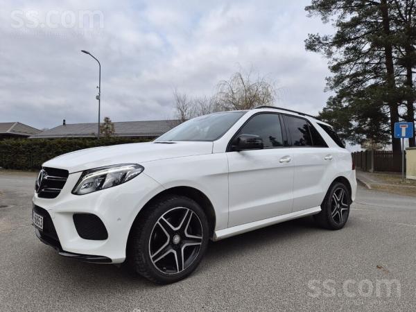Белый Мерседес ГЛE 350 2015 в Рига, объемом двигателя 3.00 л и пробегом 212 тыс. км за 21500 €, фото 1 на AUTOMOTO.COM.LV