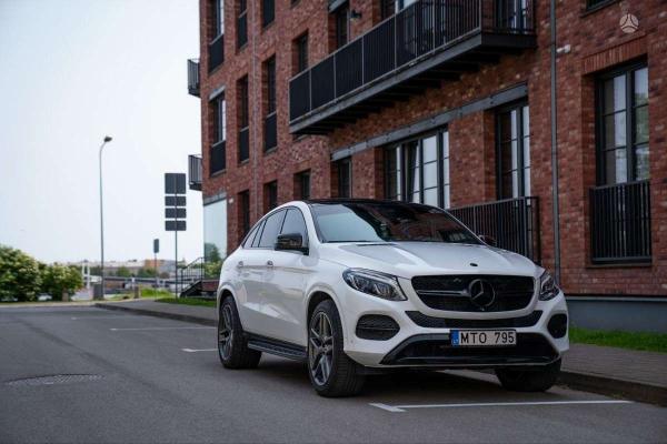 Белый Мерседес ГЛE 350 2015 в Клайпеда, объемом двигателя 3.00 л и пробегом 225 тыс. км за 29300 €, фото 1 на AUTOMOTO.COM.LV