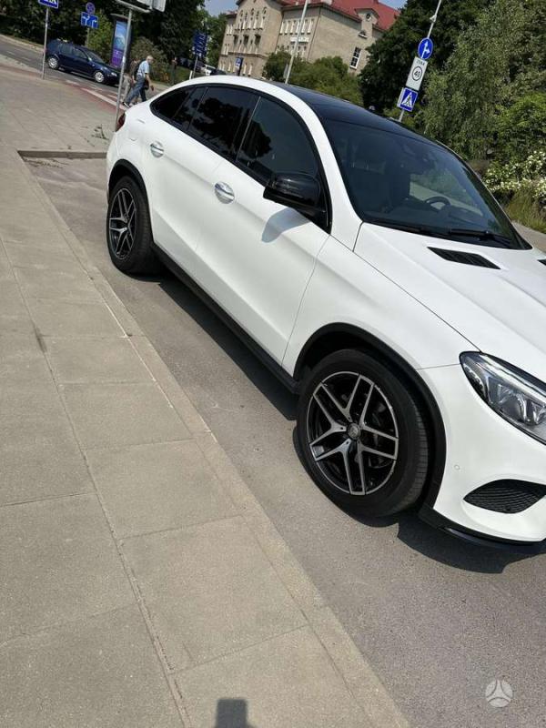 White Mercedes-Benz GLE 350 2016 in Vilnius, with an engine capacity of 2.99 L and mileage of 131 thousand km for 35900 €, photo 5 on AUTOMOTO.COM.LV