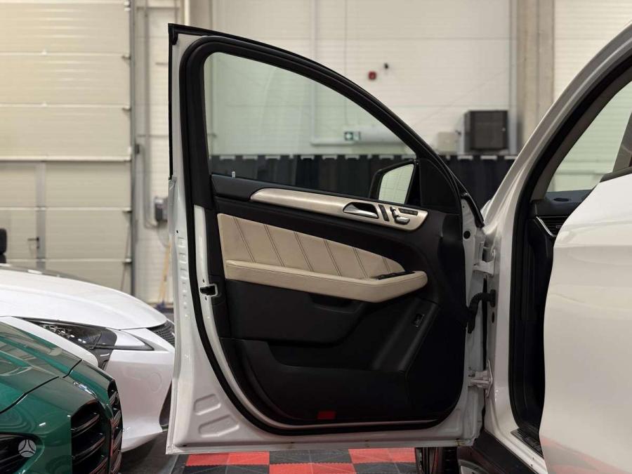 White Mercedes-Benz GLE 350 2016 in Vilnius, with an engine capacity of 2.99 L and mileage of 93 thousand km for 33990 €, photo 13 on AUTOMOTO.COM.LV