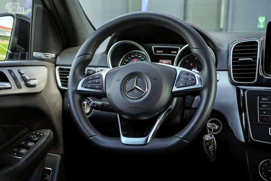 White Mercedes-Benz GLE 350 2016 in Kaunas, with an engine capacity of 3.00 L and mileage of 227 thousand km for 24950 €, photo 19 on AUTOMOTO.COM.LV