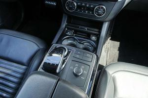 White Mercedes-Benz GLE 350 2016 in Kaunas, with an engine capacity of 3.00 L and mileage of 227 thousand km for 24950 €, photo 22 on AUTOMOTO.COM.LV
