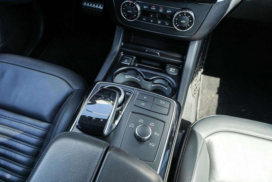 White Mercedes-Benz GLE 350 2016 in Kaunas, with an engine capacity of 3.00 L and mileage of 227 thousand km for 24950 €, photo 22 on AUTOMOTO.COM.LV