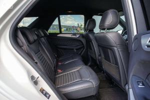 White Mercedes-Benz GLE 350 2016 in Kaunas, with an engine capacity of 3.00 L and mileage of 227 thousand km for 24950 €, photo 34 on AUTOMOTO.COM.LV