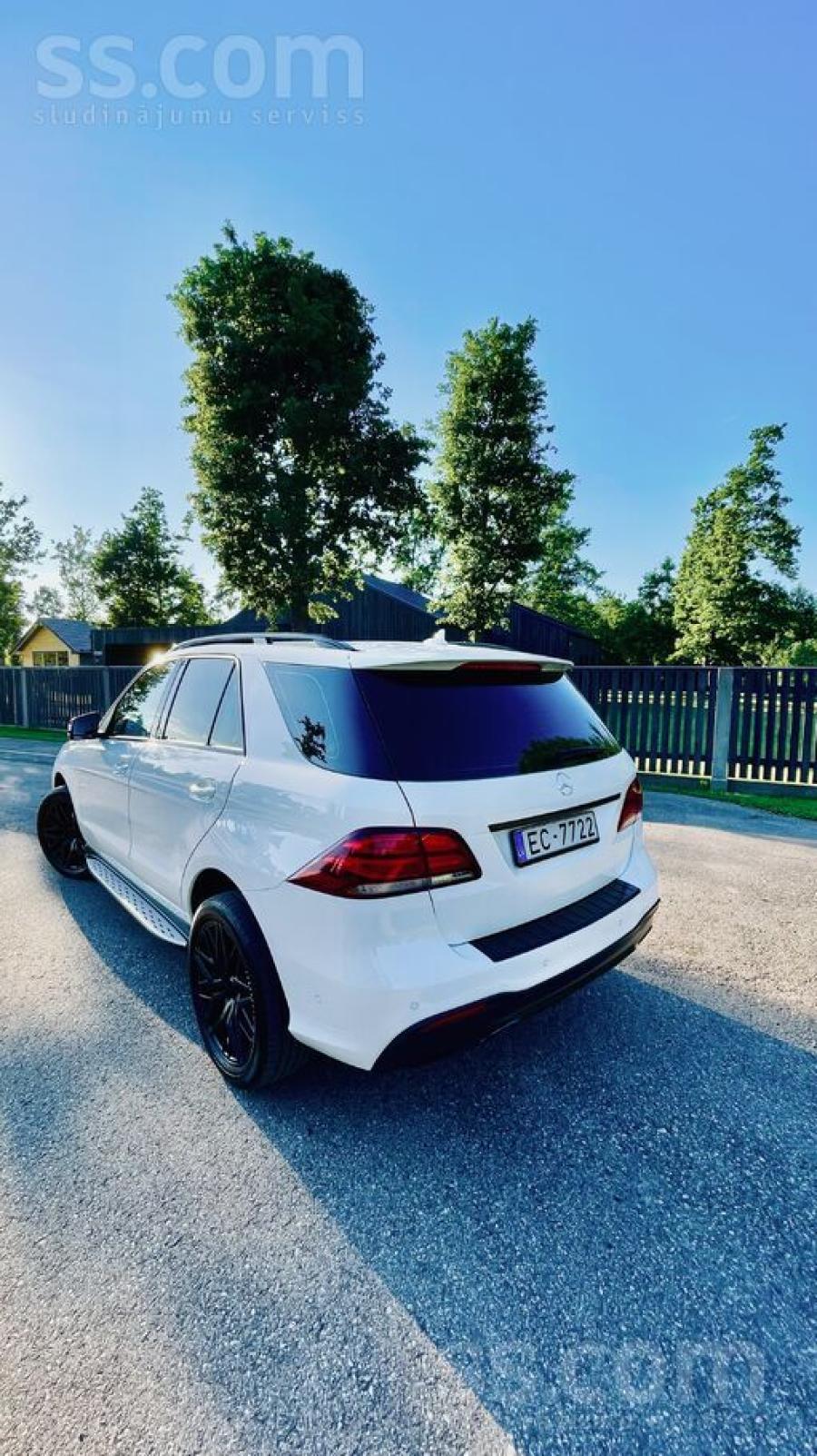 White Mercedes-Benz GLE 350 2017 in Riga, with an engine capacity of 3.00 L and mileage of 185 thousand km for 29800 €, photo 3 on AUTOMOTO.COM.LV