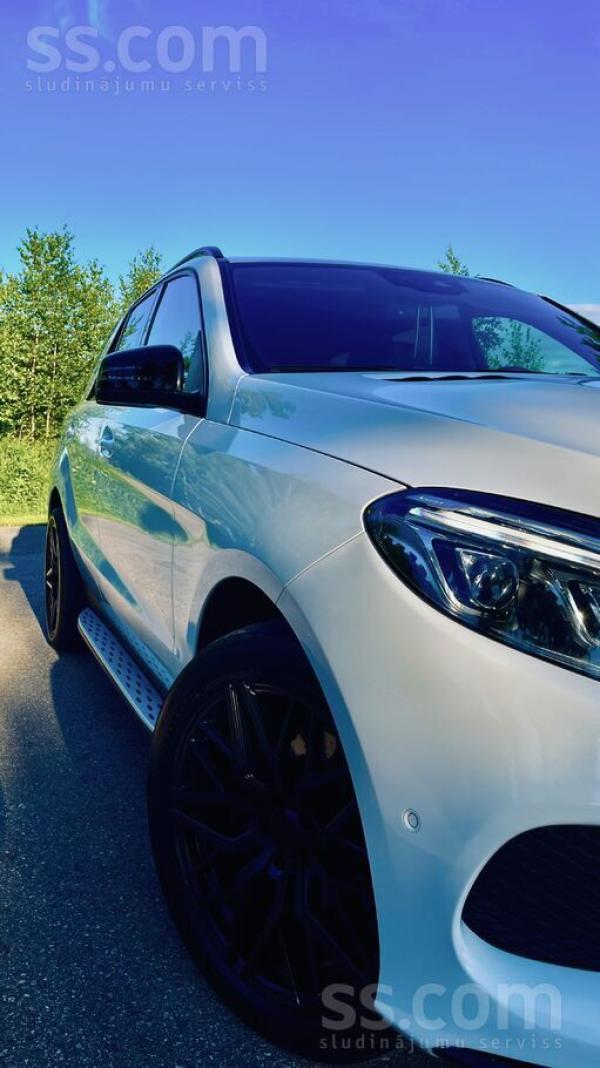 White Mercedes-Benz GLE 350 2017 in Riga, with an engine capacity of 3.00 L and mileage of 185 thousand km for 29800 €, photo 3 on AUTOMOTO.COM.LV