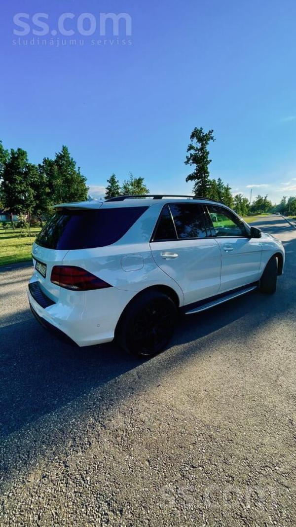 White Mercedes-Benz GLE 350 2017 in Riga, with an engine capacity of 3.00 L and mileage of 185 thousand km for 29800 €, photo 5 on AUTOMOTO.COM.LV