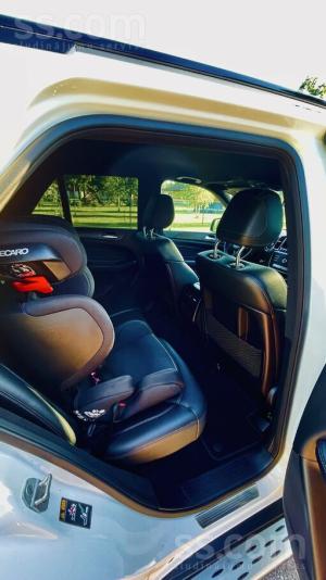 White Mercedes-Benz GLE 350 2017 in Riga, with an engine capacity of 3.00 L and mileage of 185 thousand km for 29800 €, photo 11 on AUTOMOTO.COM.LV